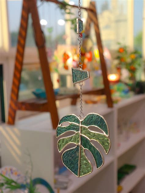 유리사이 스테인드글라스and포터리 스튜디오 광주유리공방 여름에 많이 찾아주시는 몬스테라 썬캐쳐🪴 이번에도 예쁘게 만들어서 보내드렸어요 몬스테라 윗 조각은 크기도