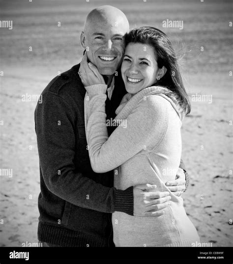 Jeune Couple à La Plage Banque Dimages Noir Et Blanc Alamy