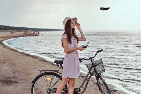 Kobieta Jedzie Na Rowerze Zdjęcia darmowe pobieranie na Freepik