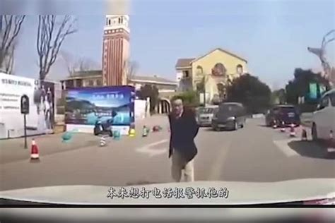 为民除害！嚣张男子拦车碰瓷，司机直接暴打让他后悔，监控拍下一幕监控男子