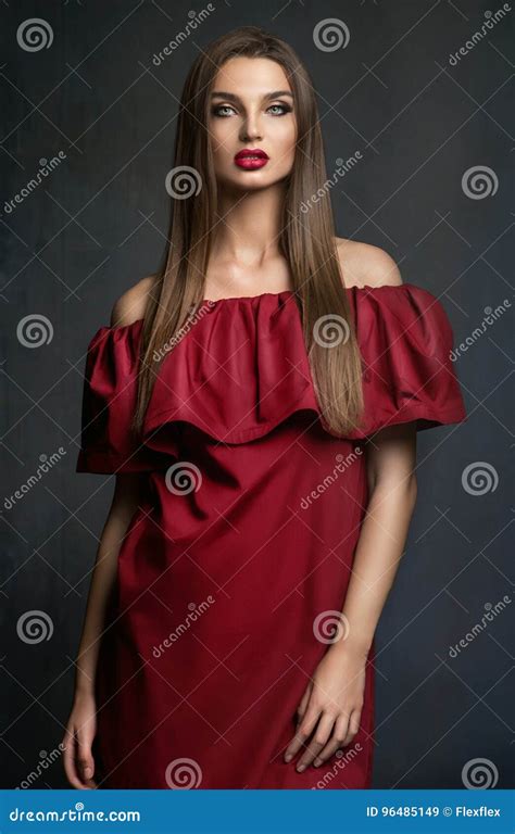 Junge Dame Im Roten Kleid Stockbild Bild Von Kultur 96485149