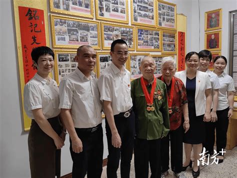 邮储银行梅州市分行积极开展“八一”慰问活动老人精神身体