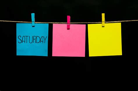 공간에 복사 합니다 토요일입니다 주 푸른 스티커에 기록 됩니다 3 밧줄 Clothespins에 부착 된 종이의 여러 시트 3가지