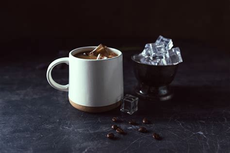 검은 색 또는 어두운 배경에 얼음과 우유가있는 콜드 브루 커피 0명에 대한 스톡 사진 및 기타 이미지 0명 각얼음 갈색