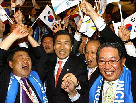 안상수 인천 시장 등 아시안게임 유치위 관계자들이 17일 오후 쿠웨이트시티 메리어트 호텔에서 열린 제 26차 아시아올림픽평의회