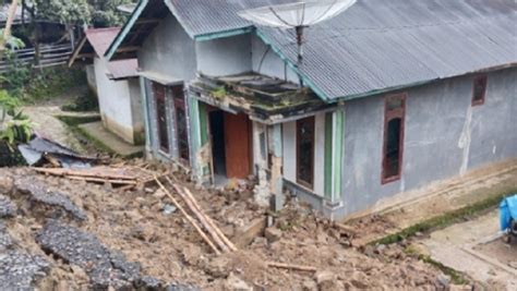 Hujan Deras Talud Meter Longsor Timpa Rumah Di Pemalang