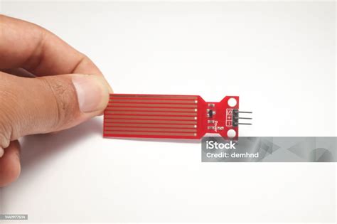 Sensor Air Atau Sensor Hujan Merah Dipegang Di Tangan Yang Digunakan