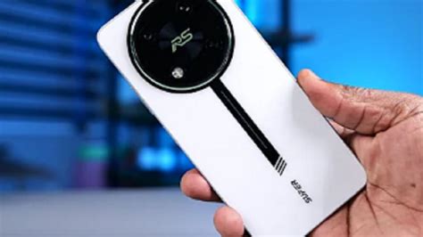 HP Itel RS4 Sedang Trend Di Indonesia Dengan Desain Bodi Belakang Yang