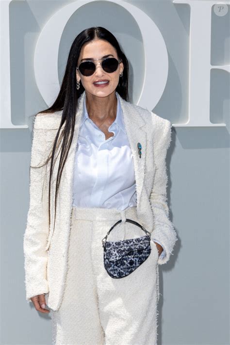Défilé Dior Demi Moore Et Amanda Lear Ravissantes Jumelles De Look