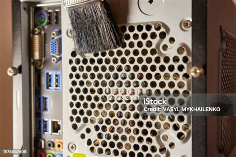 컴퓨터 케이스 그릴의 먼지 오염 Pc 관리 및 청소 Cpu에 대한 스톡 사진 및 기타 이미지 Cpu Usb 포트 근거리