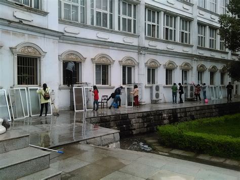 休息时间学生干部学雷锋变身“洁清工” 武昌理工学院共青团