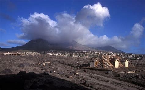 Caraibi allarme per eruzione del vulcano La Soufrière Sain Vincent
