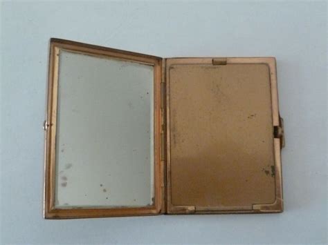 POUDRIER VINTAGE EN METAL DORE GUILLOCHE ET PIERRES BLEUES EBay