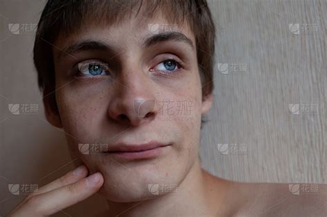 一个悲伤的年轻人的肖像