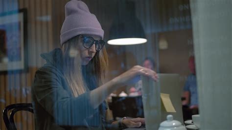 안경 및 모자 카페에 앉아서 노트북에 입력 Hipster 세련 된 여자 창 보기 기업 재무와 산업에 대한 스톡 사진 및 기타 이미지 기업 재무와 산업 무선 기술