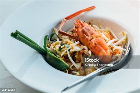 조미료와 태국 스타일 음식에에서 새우 쌀 국수 볶음 이라고 패드 타이어 및 흰 접시 평면도에 야채와 함께 서브 닫습니다 고급