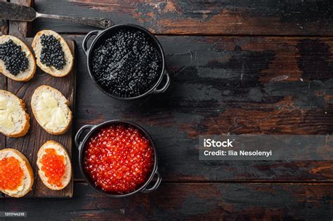 오래된 어두운 나무 테이블 배경에 버터 빨간색과 검은 캐비어와 브루슈트 상단 보기 평면 텍스트 복사 공간이 누워 0명에 대한 스톡 사진 및 기타 이미지 Istock