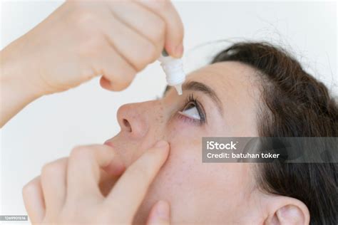 안약을 사용하는 여성 안구 건조 또는 알레르기를 치료하기 위해 눈 윤활유를 떨어 뜨리는 여성 안구 자극 이나 염증을 치료 하는