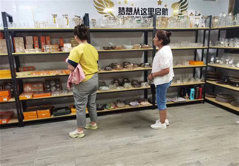 A Visit Of Glassware By Overseas Wholesalers