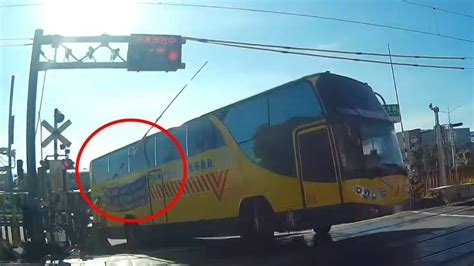 超危險！嘉義高中校車硬闖平交道 鐵路警：將開罰 太報 Line Today
