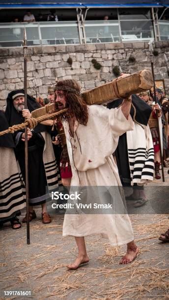 스페인에서의 부활절 축하 성 금요일에 칸타브리아 예수 그리스도와 함께 십자가 처형 장면 공연 배우에 대한 스톡 사진 및 기타