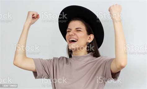 백인 배경에 대한 성공을 외치고 축하하는 손을 들고 행복한 성공적인 젊은 여성 20 24세에 대한 스톡 사진 및 기타 이미지