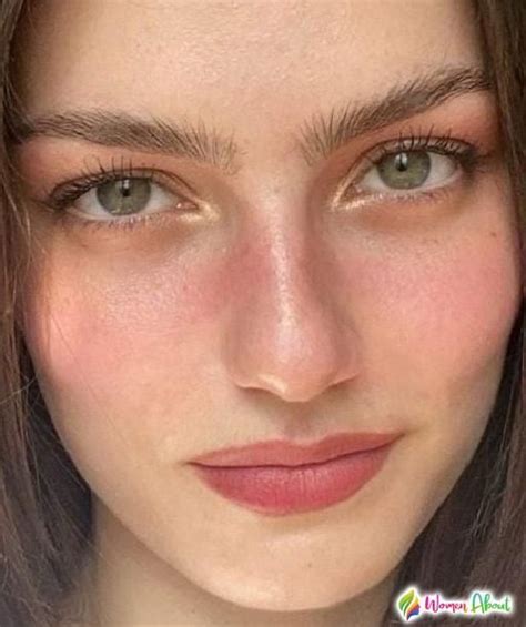 Hailey Biebers Inspirational Style Trend Strawberry Makeup