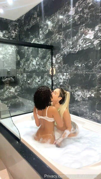 Bbsants Beijando Sua Amiga Peladinha Na Banheira De Espuma Cnn Amador