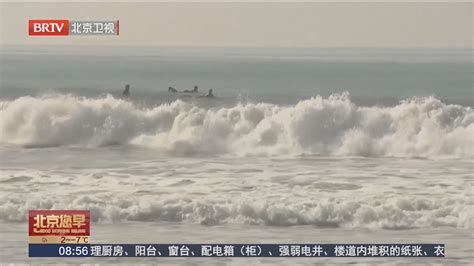 强风暴袭击美国加州 冲浪爱好者挑战巨浪北京时间