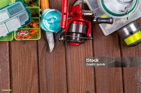 텍스트 장소와 나무 갈색 배경에 미끼와 릴다른 낚시 타클 광고 및 게시를 위한 디자인 0명에 대한 스톡 사진 및 기타 이미지