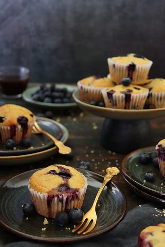 신선한 블루베리와 포크로 둘러싸인 종이 케이크 케이스에 갓 구운 블루베리 머핀이 들어있는 접시 이미지 전경에 나무 곡물 배경 초점 0명에 대한 스톡 사진 및 기타 이미지