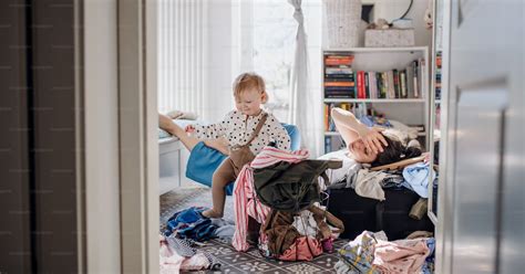 피곤하고 좌절한 어머니는 집에서 지저분한 침실에서 작은 유아 딸과 함께 쉬고 있습니다 사진 Unsplash의 성인 이미지