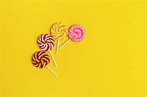 스틱에 줄무늬 패턴롤리팝 과자 캐러멜 사탕 엽서에 대한 밝은 배경 또는 생일 파티 헨 파티에 대한 초대 공간을 복사합니다 맨 위 보기 플랫 레이 가지 식물 부위에 대한 스톡