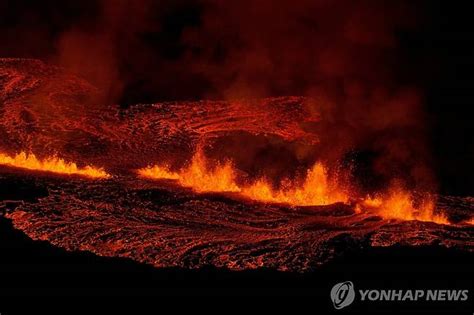 월드and포토 아이슬란드 화산 분화마을 덮친 용암