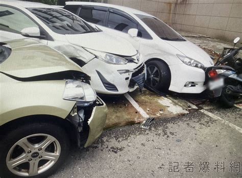 高雄傳開槍？自小客撞一團「車尾血跡斑斑」 真相公開大逆轉