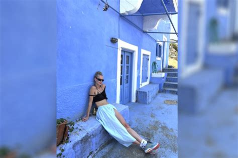 Светлана Ходченкова вышла на публику в топе и юбке с разрезом до бедра Газета Ru Новости