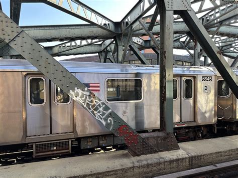 Why The Fuck Is There An R142 5 Train At 4th Ave 9th St R Nycrail