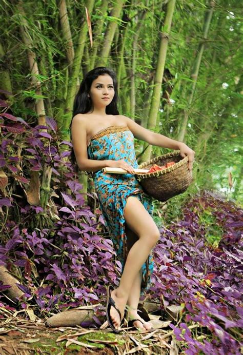 Galeri Foto Model Pakai Kemben Namina Mei