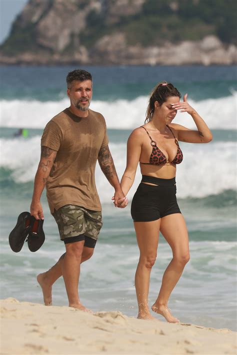 Giovanna Ewbank E Bruno Gagliasso Caminham De Mãos Dadas Por Praia No