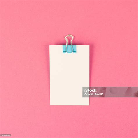 분홍색 배경에 종이 클립이있는 빈 백서 텍스트를위한 복사 공간 사무실의 알림 또는 메시지 커뮤니케이션 개념 0명에 대한 스톡 사진 및 기타 이미지 Istock