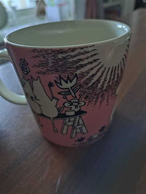 Unelmia Keltaisessa Talossa Rauhaa Ja Rakkautta