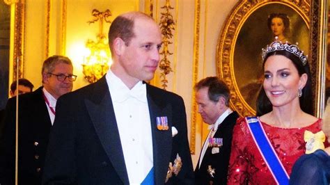 Aura Berkilau Di Penampilan Kate Middleton Saat Kenakan Gaun Merah Dan