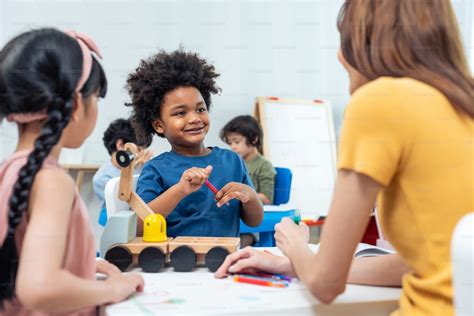 Asiatique Belle Jeune Femme Enseignante Enseignant Lart Aux Enfants à Lécole Une Enseignante