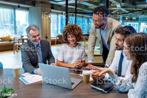 사무실 회의실에서 노트북 컴퓨터로 작업하는 다섯 명의 사업가 사무실에 대한 스톡 사진 및 기타 이미지 사무실 업무 회의 노트북 Istock