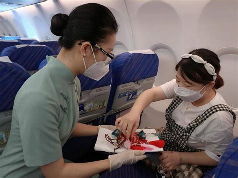 “浓情香意 安康端午”南航珠海公司举办主题航班活动旅客乘务长弘扬