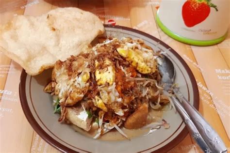 Bumbu Kacangnya Meresap Tahu Gimbal Pak Tomo Kuliner Legendaris Di