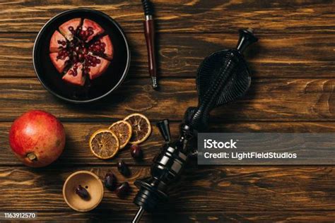 나무 표면에 Hookah 가넷 포도와 말린 잘라 오렌지의 상단보기 0명에 대한 스톡 사진 및 기타 이미지 0명 널판지