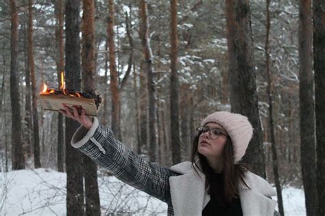 Фотосессия в лесу с огнём