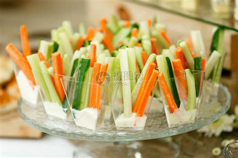活动桌上的冷食蔬菜色拉高清图片下载 正版图片502795150 摄图网