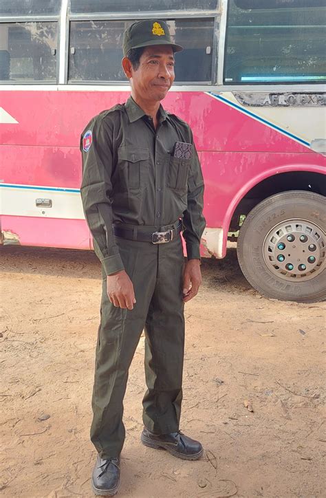 លោកវរសេនីយ៍ទោ អ៊ុក សាន និងលោកស្រី សៅ ស្រីអូន បានឧបត្ថម្ភសំលៀកបំពាក់ម្នាក់១កំប្លេ